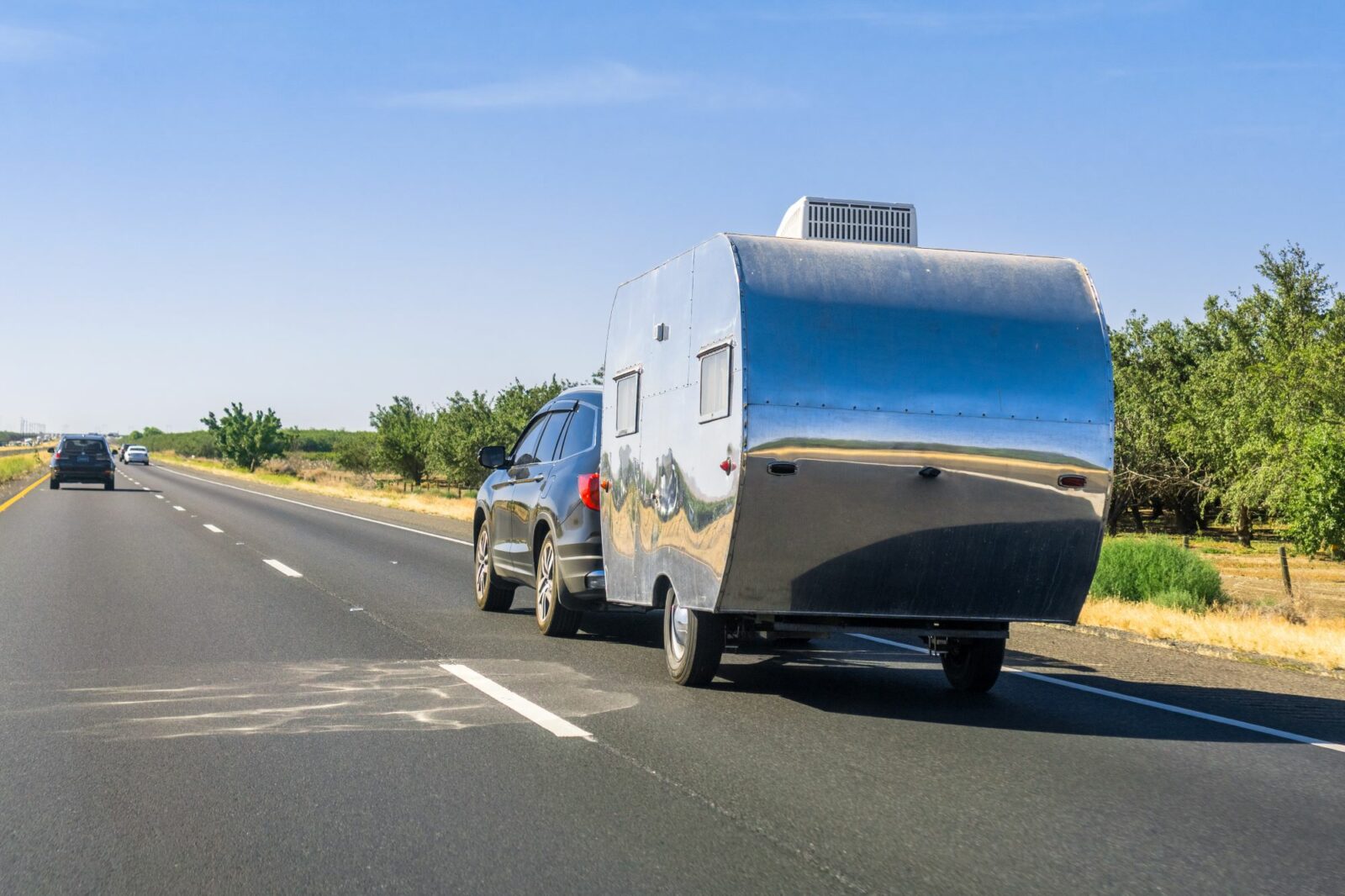 How to Tow an RV: Expert Tips and Techniques - Neighbor Blog
